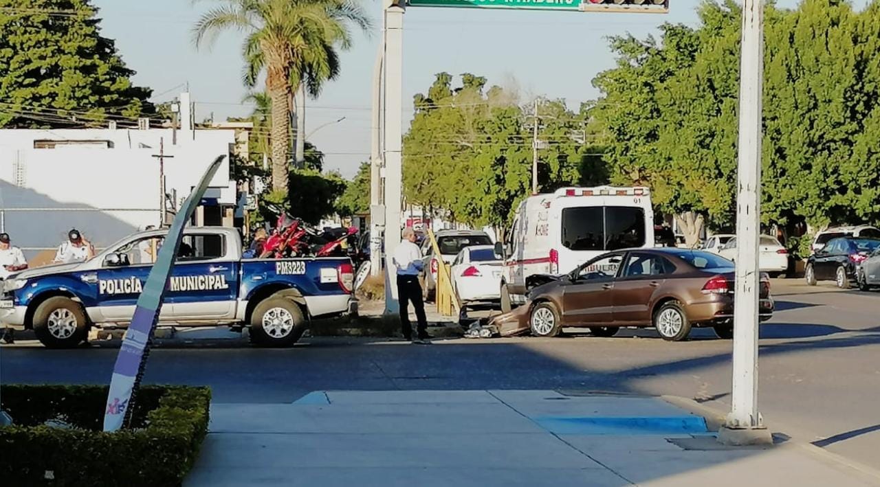 ¡gran Susto Pareja De Adultos Mayores Sufre Accidente Vial En Los