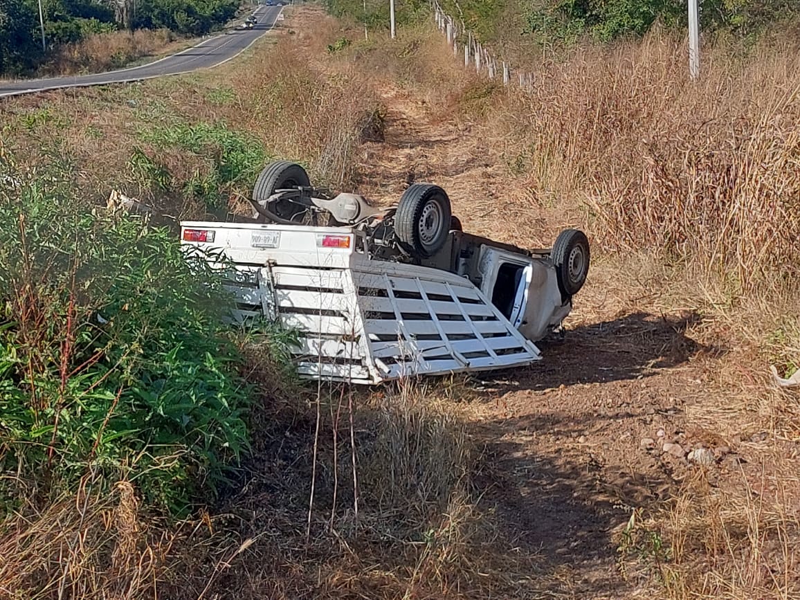 Camioneta cargada de frutas y verduras termina volcada en carretera de ...