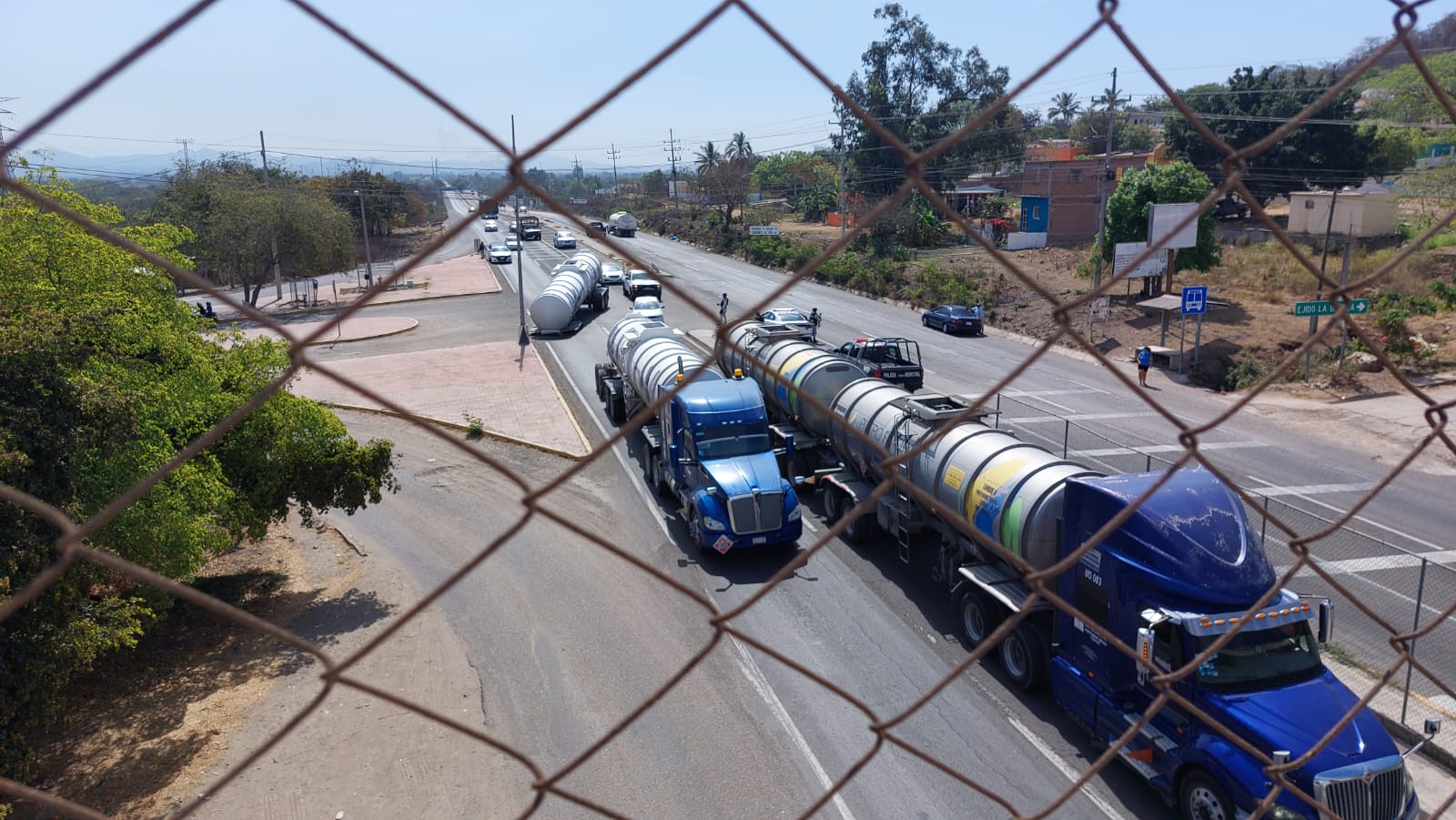 Adjuntos en la nota: Se desprende remolque de tráiler (4) | Línea Directa