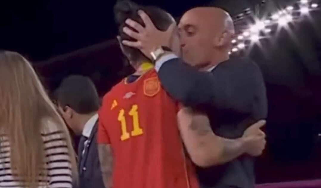 Video: ¿Lo viste? El beso a Jenni Hermoso que pone en la “cuerda floja ...
