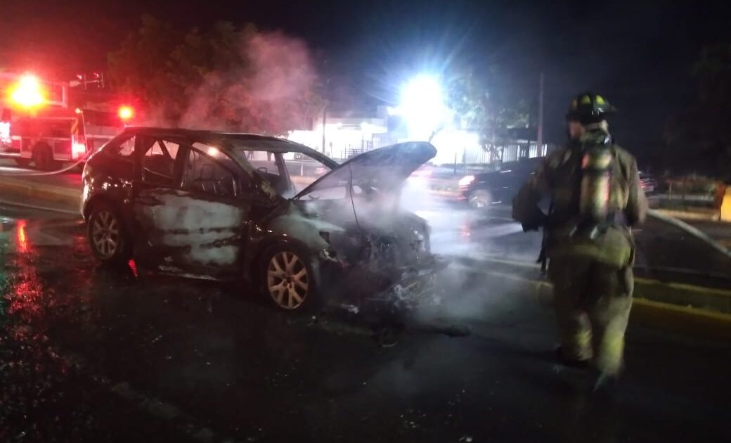 ¡Pérdida total! Fuego repentino envuelve y consume un auto en la ...