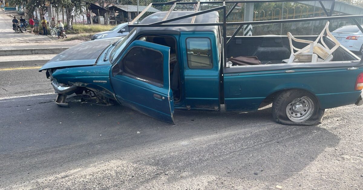 Se registra aparatoso choque en el entronque a El Vainillo, al sur de ...