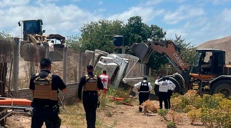 Vuelca dompe cargado con material pétreo en El Varal, Guasave | Línea ...